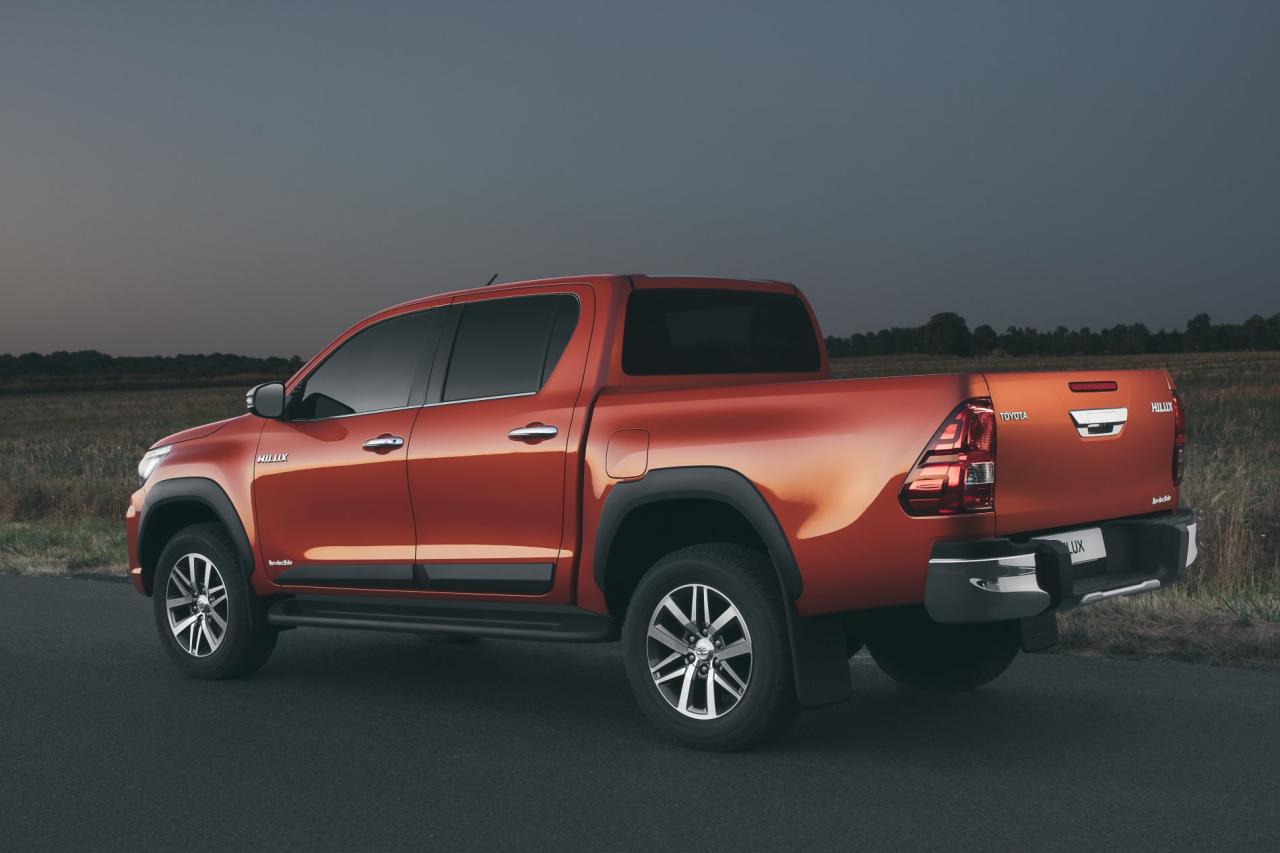 Toyota Hilux Invincible : gâteau d'anniversaire 1 - Le Blog Auto