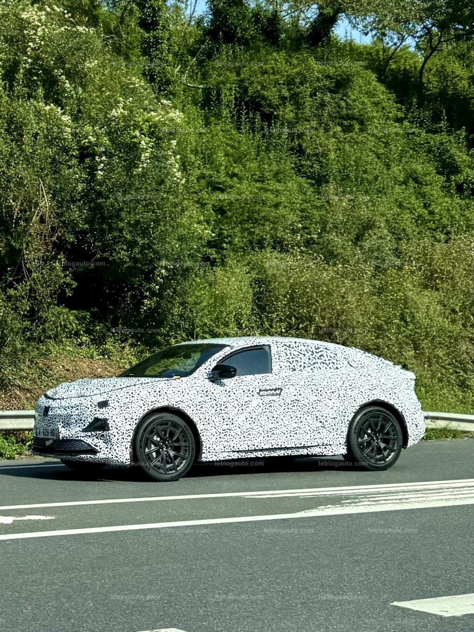 Spyshots : voici le SUV Alpine A390 - Le Blog Auto